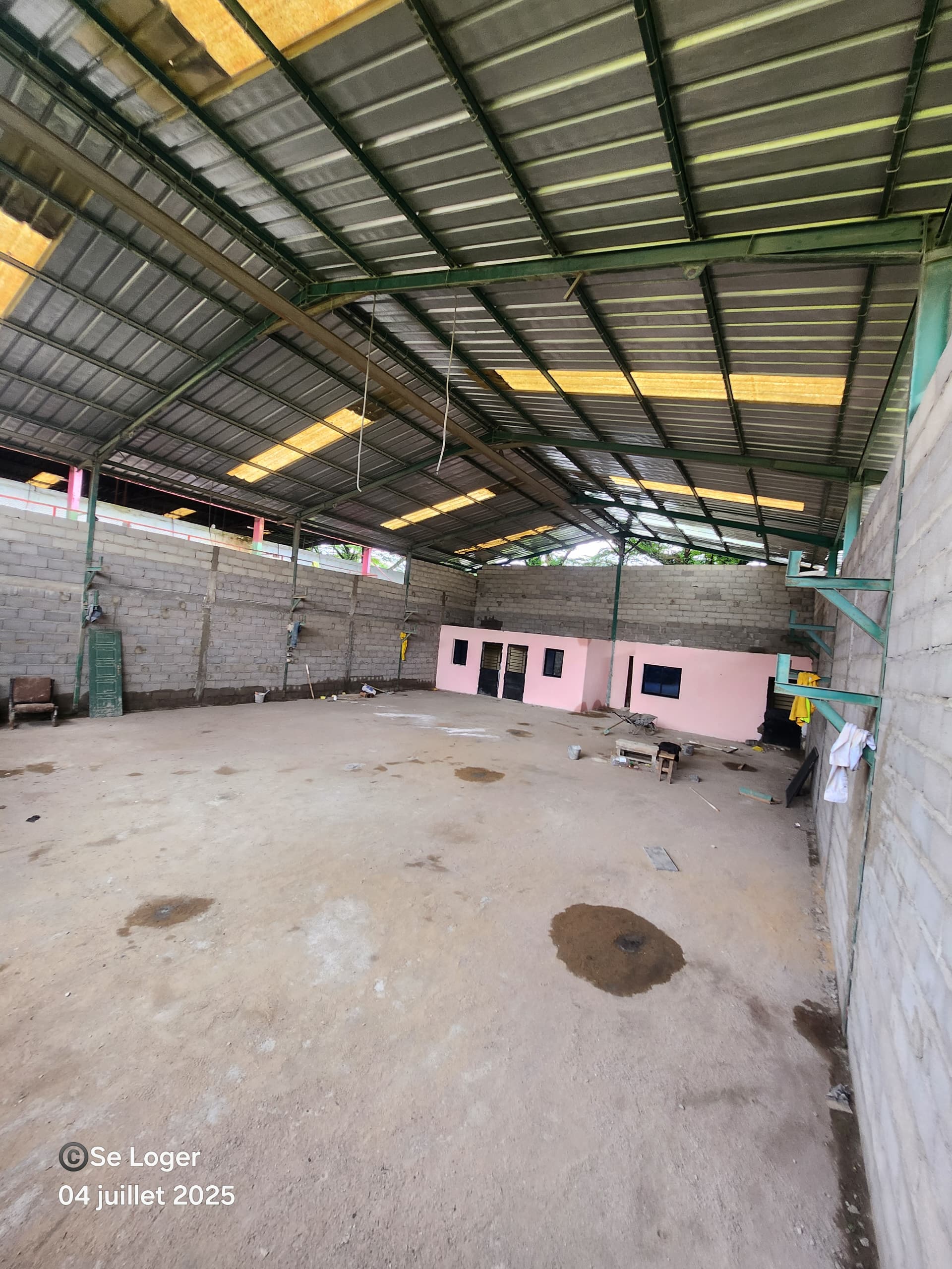 Store to rent at Douala, Port - 1 000 000 FCFA