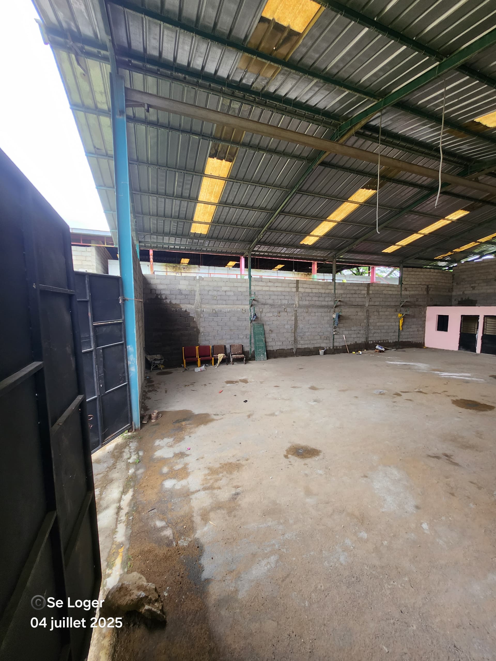 Store to rent at Douala, Port - 1 000 000 FCFA