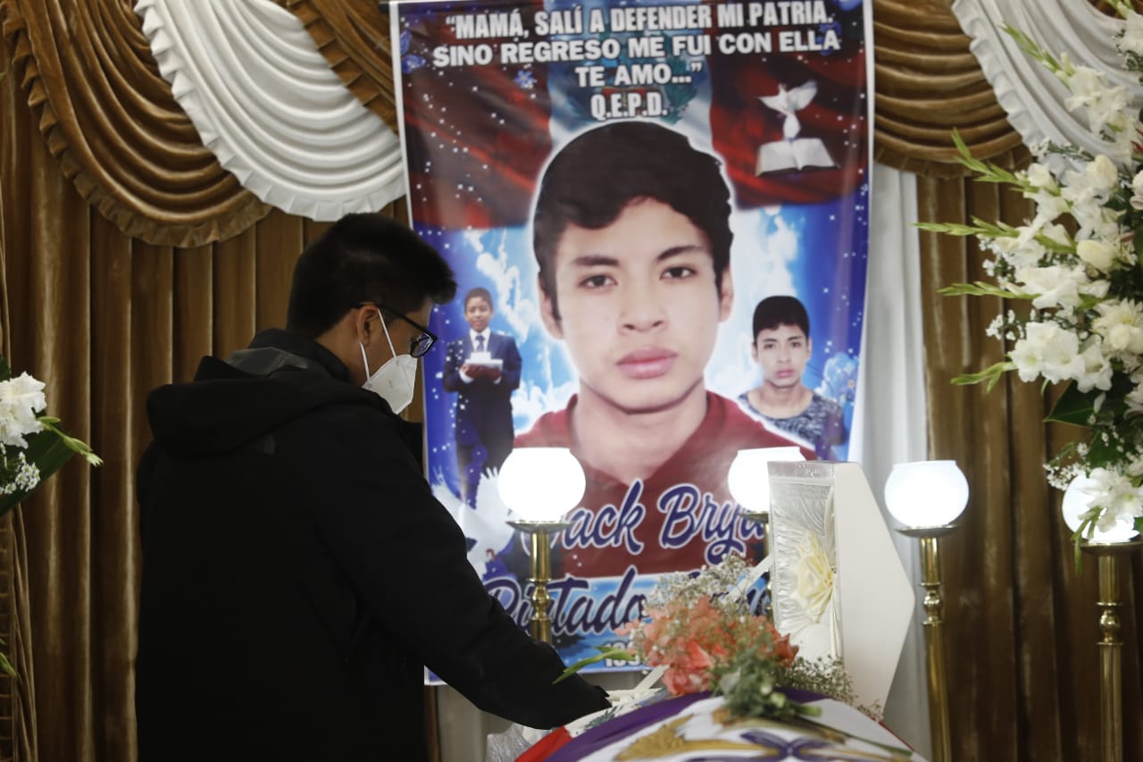 Carlos Ezeta, el joven que golpeó a congresista Burga, asistió al ...