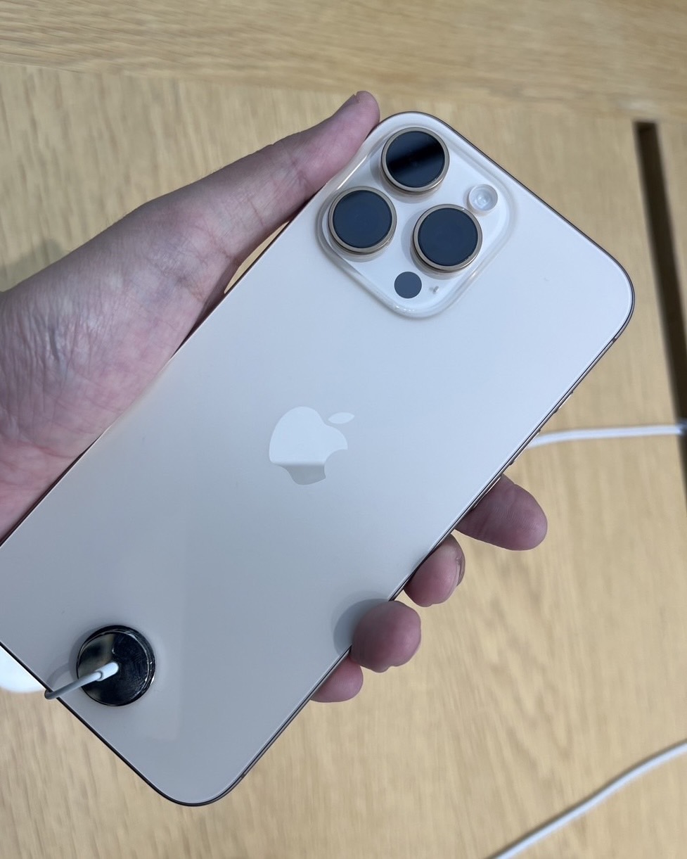 【所有iPhone 16顏色實機照】iPhone16 Pro沙漠色不是金色?!圖多、多角度一次看清楚