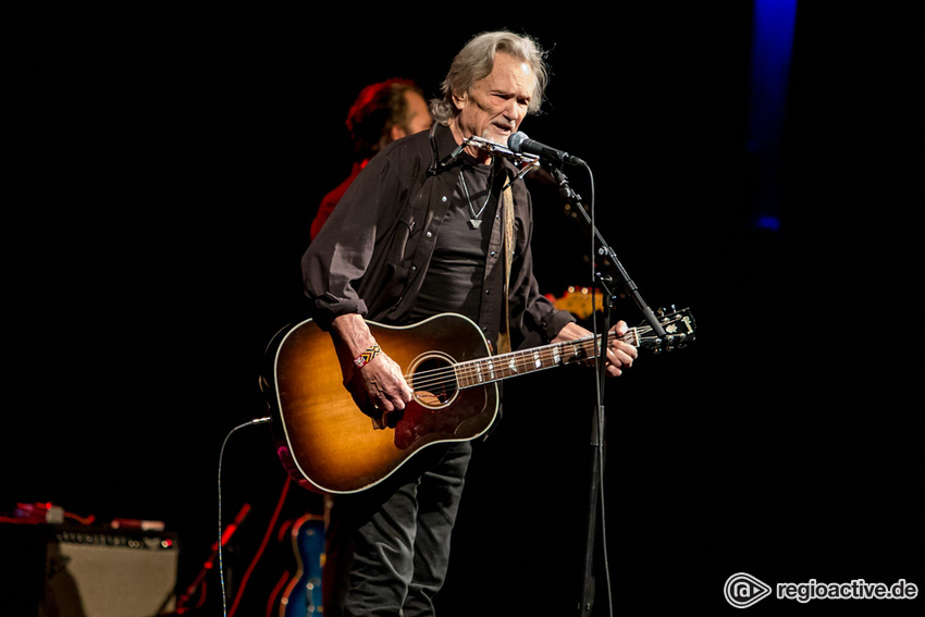 Kris Kristofferson reitet in Frankfurt in den Sonnenuntergang ...