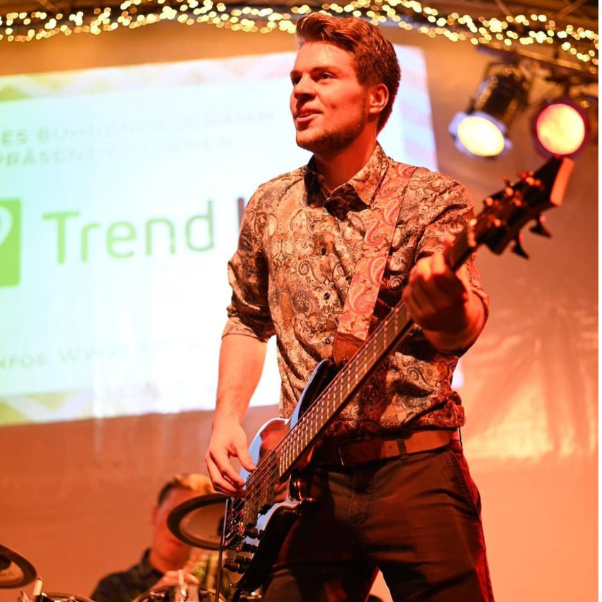Jonas Meyer - Bassist aus Vechta - Backstage PRO