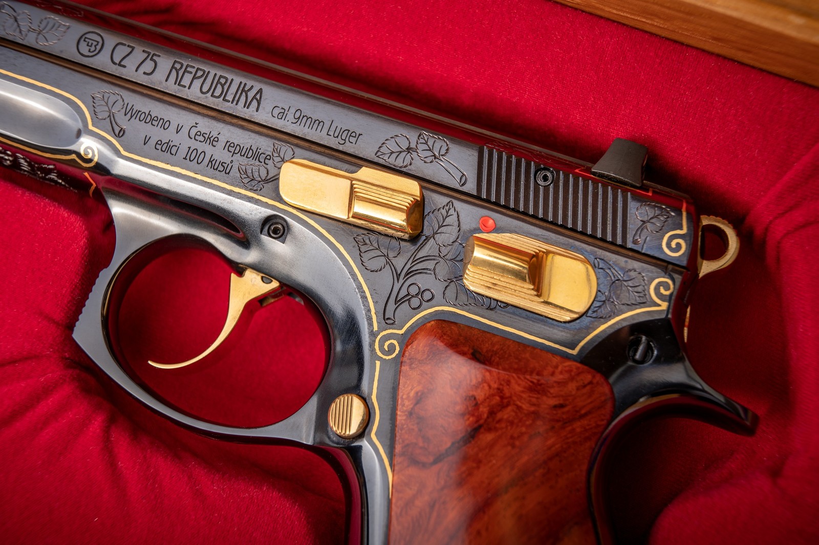 Pistole CZ 75 REPUBLIKA, č. 1924 - Večerní aukce Galerie Goltzova tvrz ...