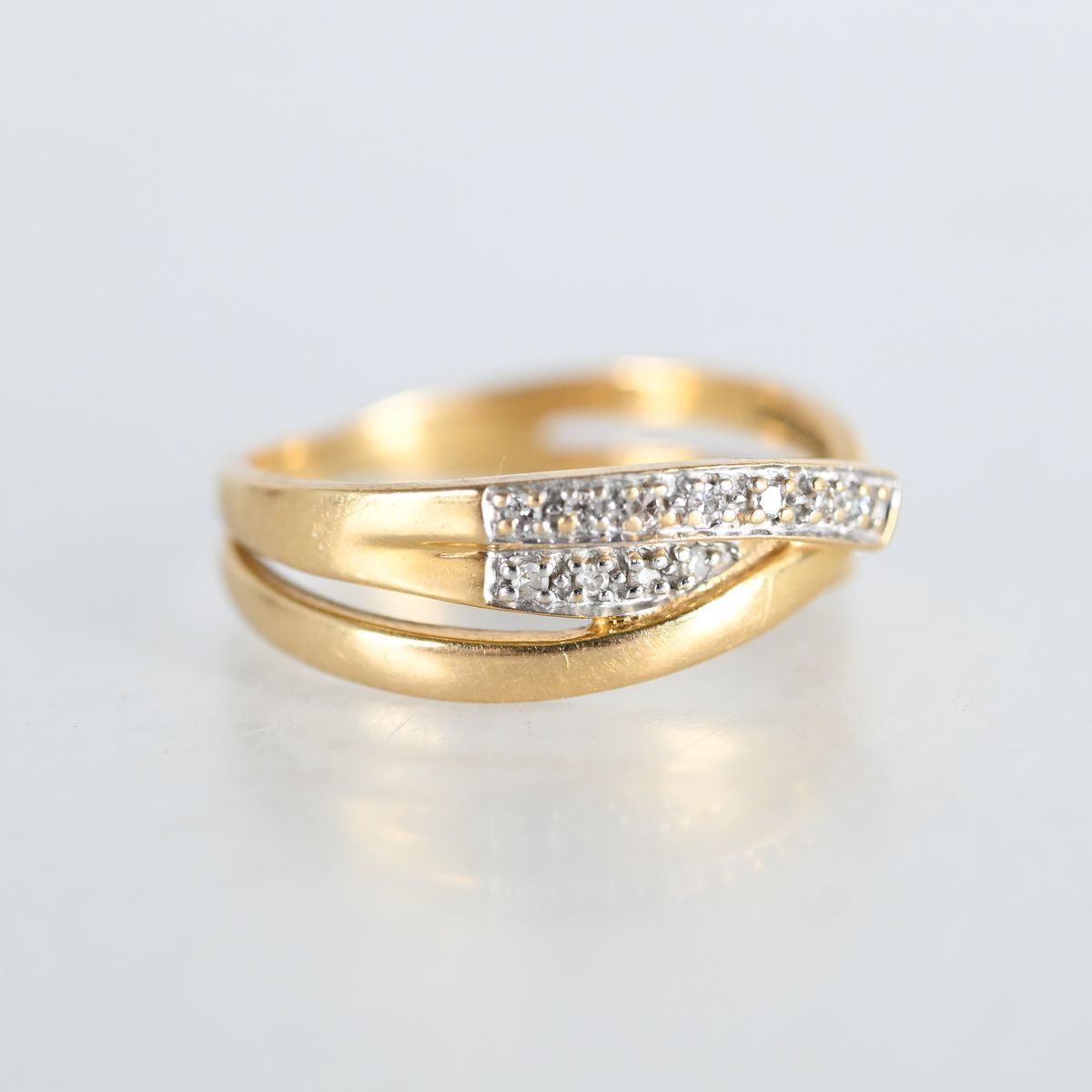 Ring, 18 K guld med 15 små diamanter (107074) — Luleå Auktionsverk