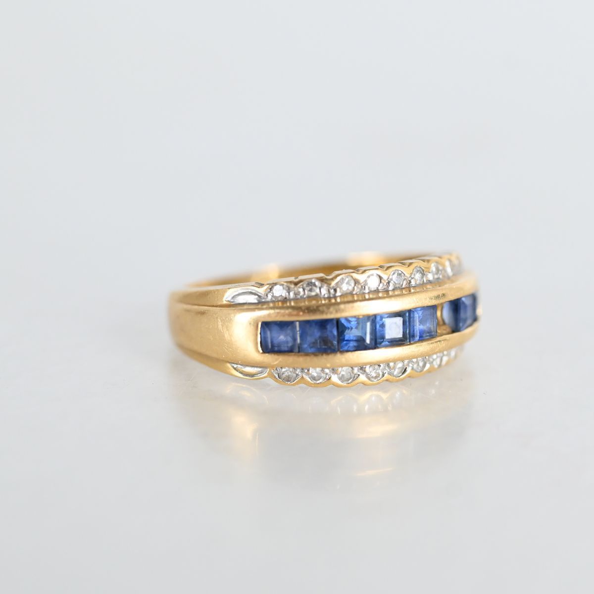 Ring, 18 K guld med safirer och små diamanter (107072) — Luleå Auktionsverk