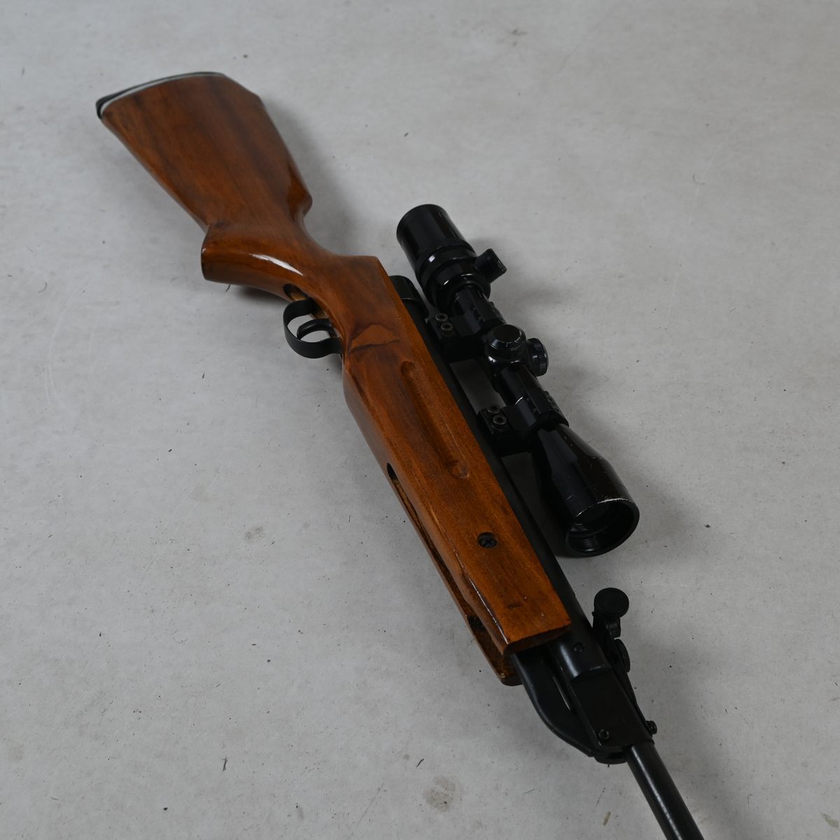 Luftgevär med kikarsikte | Auktion.se