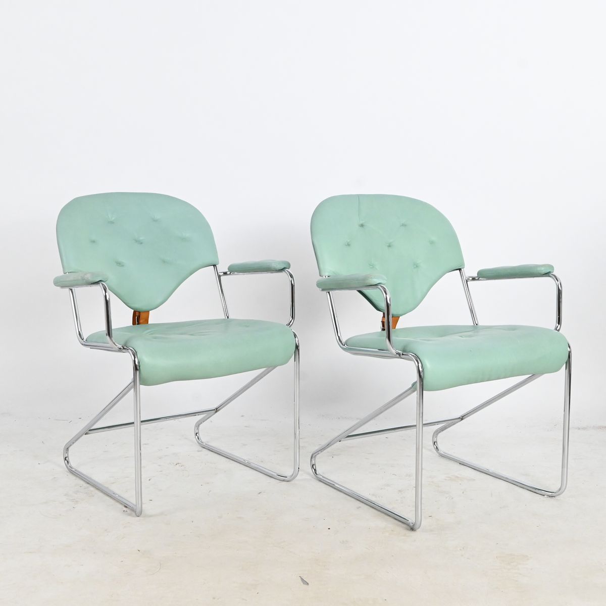 Sam Larsson, Karmstolar, 2 st, Sam, Dux (111780) — Luleå Auktionsverk