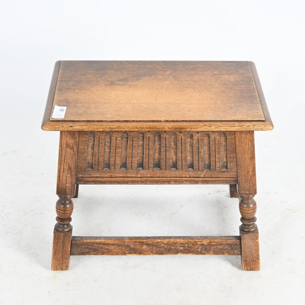 Pall med förvaring, ek | Auktion.se