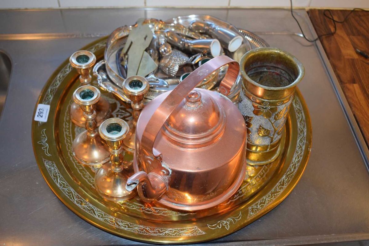 Mässingbricka med ns mässing o kopparföremål (10872) — Luleå Auktionsverk