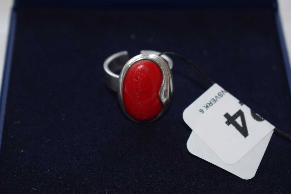 Ring med röd sten 925 silver Kalevala (11223) — Luleå Auktionsverk