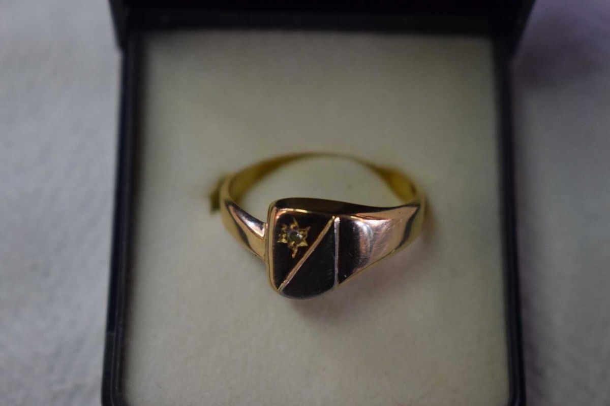 Ring med liten diamant 18 K (11334) — Luleå Auktionsverk