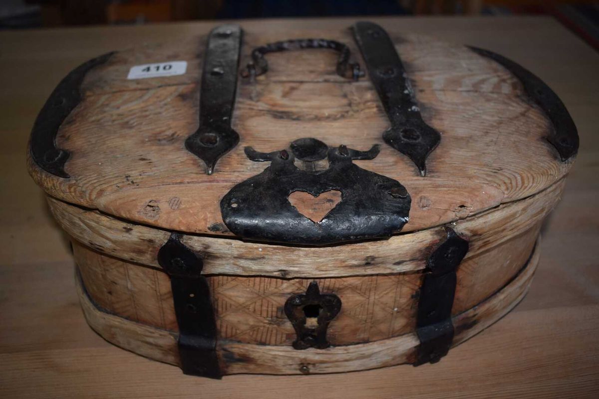 Antikt svepskrin med smidda beslag (15347) — Luleå Auktionsverk
