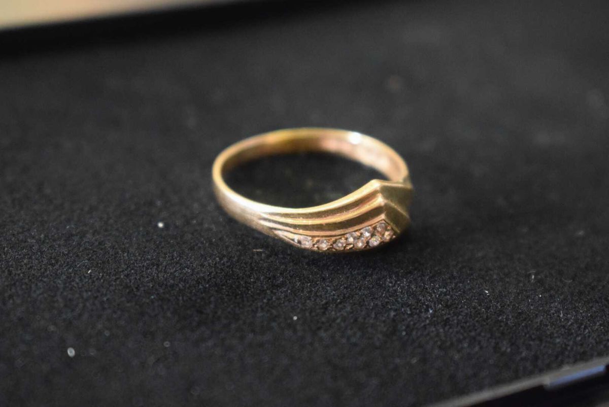 Ring 18 K med 9 diamanter (1534) — Luleå Auktionsverk