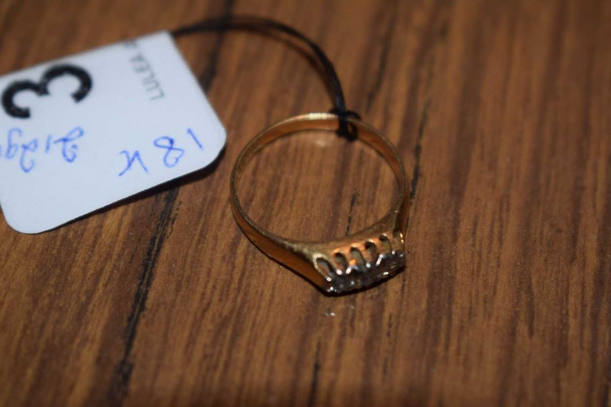 Ring 18 K guld med 3 gammeldagsslipade diamanter (20258) — Luleå ...