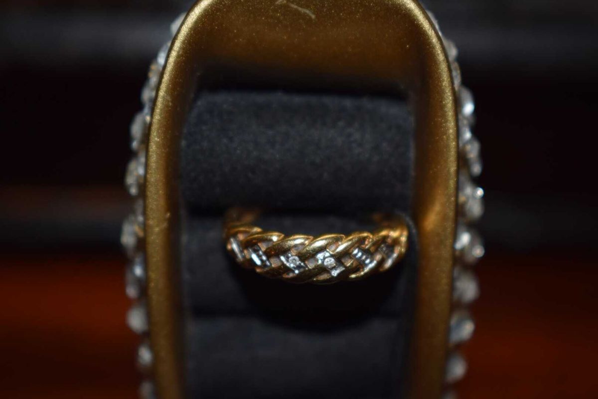 Ring 18 K guld med 2 små diamanter (21807) — Luleå Auktionsverk