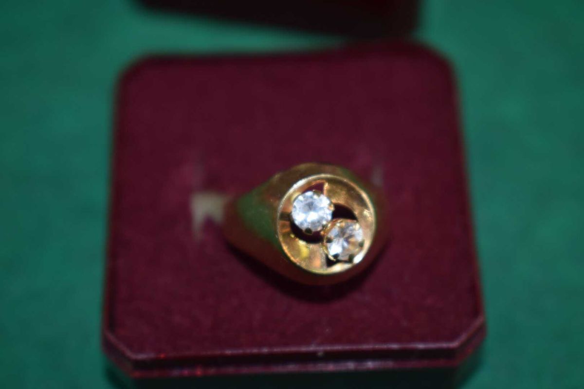 Ring 18 K guld med 2 stenar (21934) — Luleå Auktionsverk