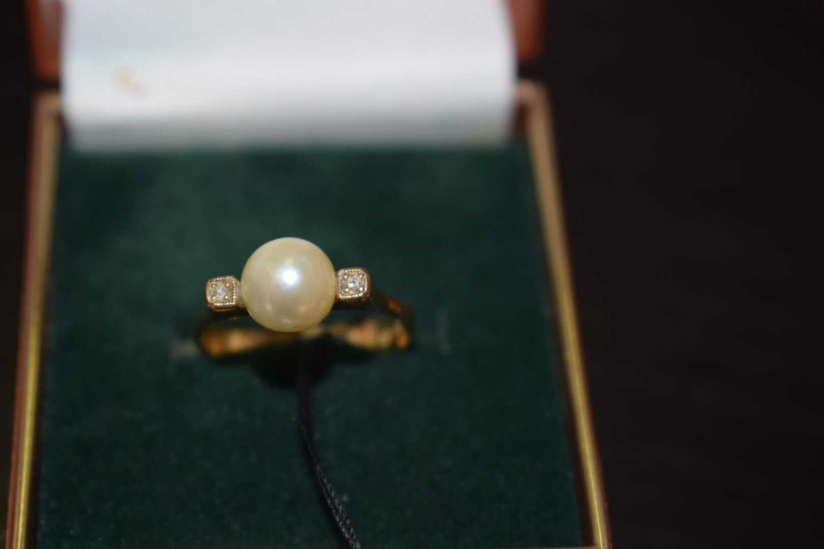 Ring 18 k guld med pärla o 2 små diamanter (22190) — Luleå Auktionsverk