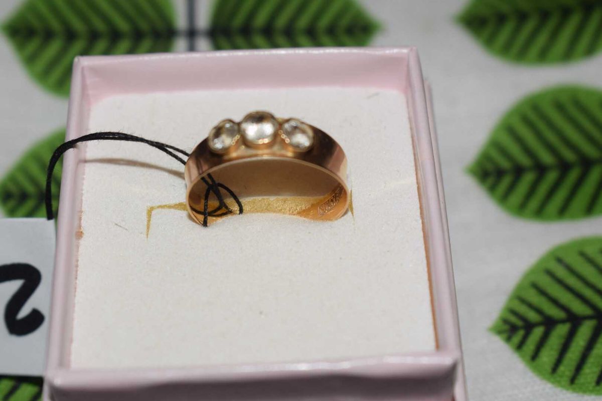 Ring med 3 stenar 18 K guld (22992) — Luleå Auktionsverk