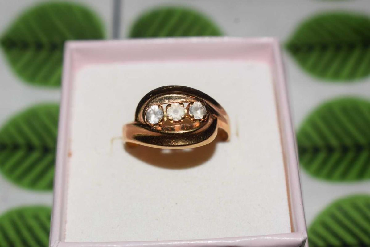 Ring med 3 stenar 18 K guld (22993) — Luleå Auktionsverk