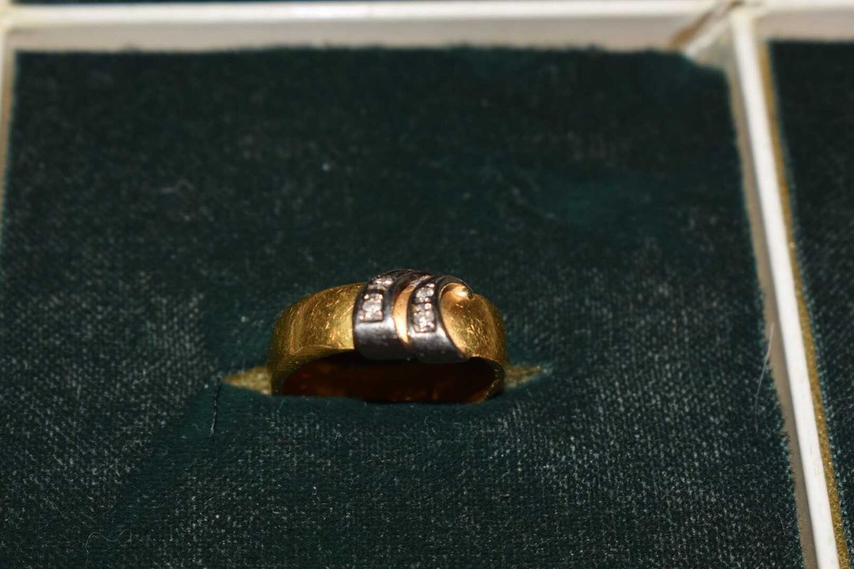 Ring 23 K guld med 4 diamanter (23361) — Luleå Auktionsverk