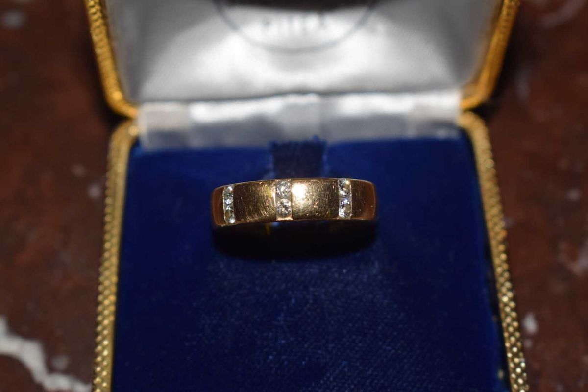 Ring 18 K med 6 diamanter Schalin (24485) — Luleå Auktionsverk