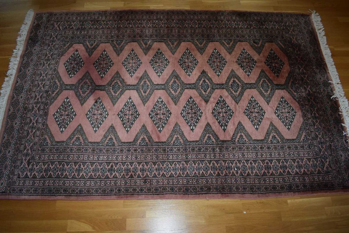 Äkta matta Pakistan, 215x138 cm (26093) — Luleå Auktionsverk