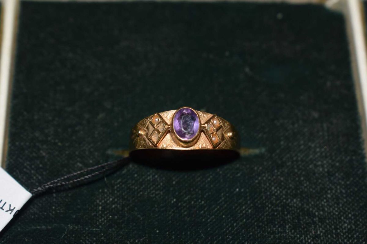 Ring 18 k med lila sten Vikt: 1.8 g (26462) — Luleå Auktionsverk