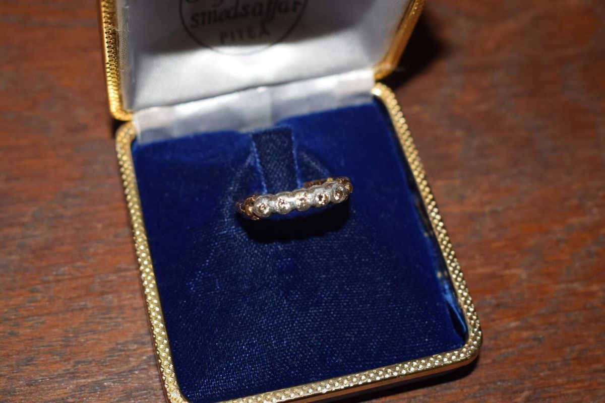 Ring 18 K guld med 5 små diamanter (27683) — Luleå Auktionsverk