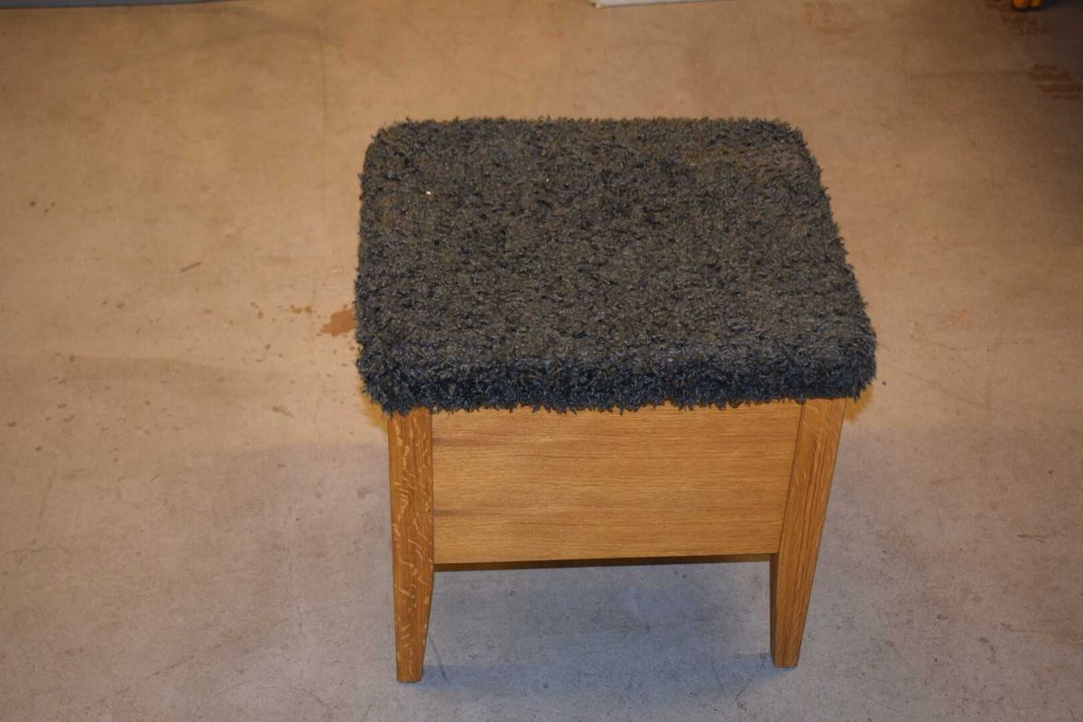 Pall ek med fårskinns sits + spegel (32218) — Luleå Auktionsverk