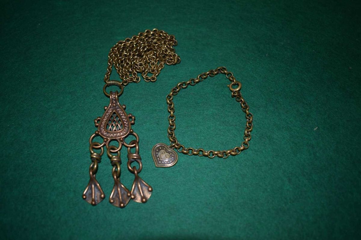 Halsband med hänge + armband brons Kalevala Finland (32589) — Luleå ...