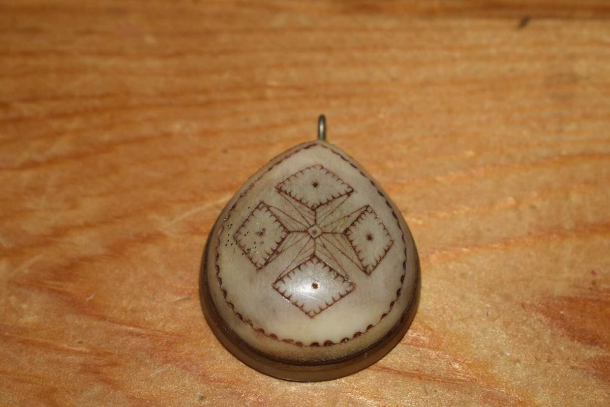 Samiskt hänge Sven Nyman (33120) — Luleå Auktionsverk