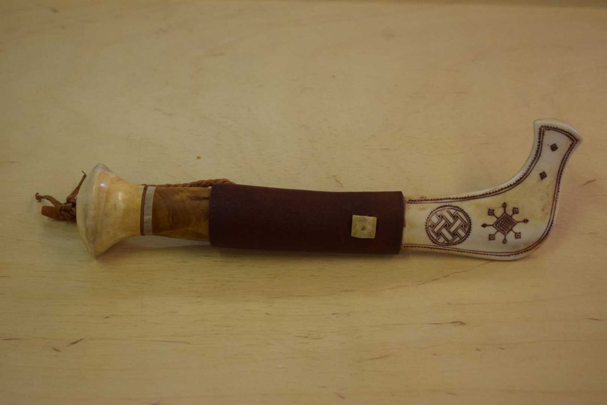 Samisk halvhornskniv Lars Pirak Jokkmokk (33814) — Luleå Auktionsverk