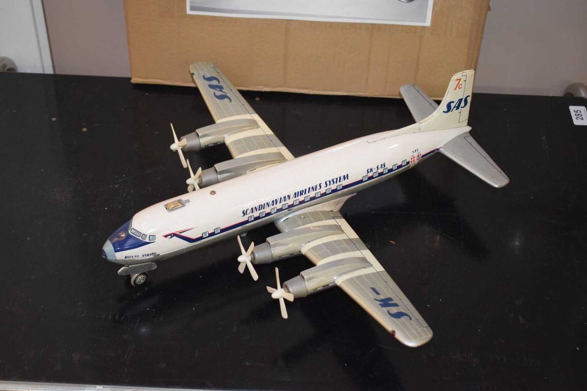 Modellflygplan plåt DC 7 SAS (34151) — Luleå Auktionsverk