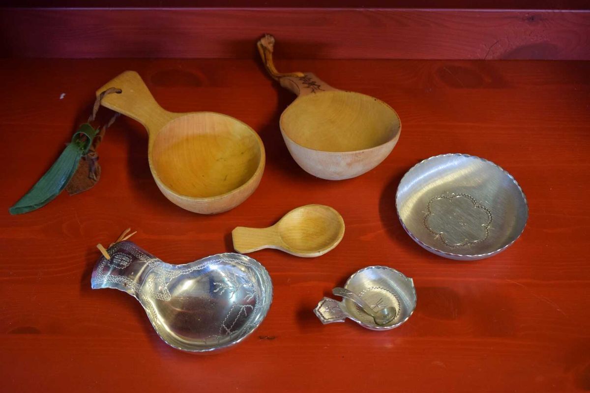 Parti tenn o träkåsor (35700) — Luleå Auktionsverk