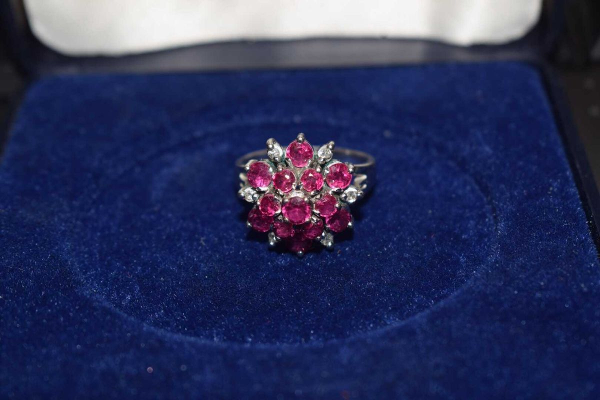 Ring med 13 rubiner 6 diamanter 18 K vitt guld (37122) — Luleå Auktionsverk
