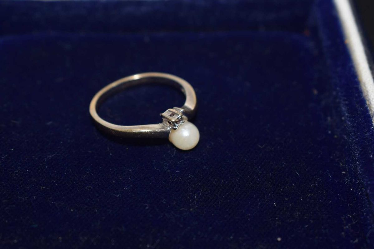 Ring med pärla o diamant 18 K guld (38868) — Luleå Auktionsverk