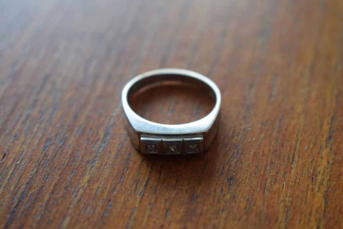 Ring 18 K med 3 diamanter (3929) — Luleå Auktionsverk