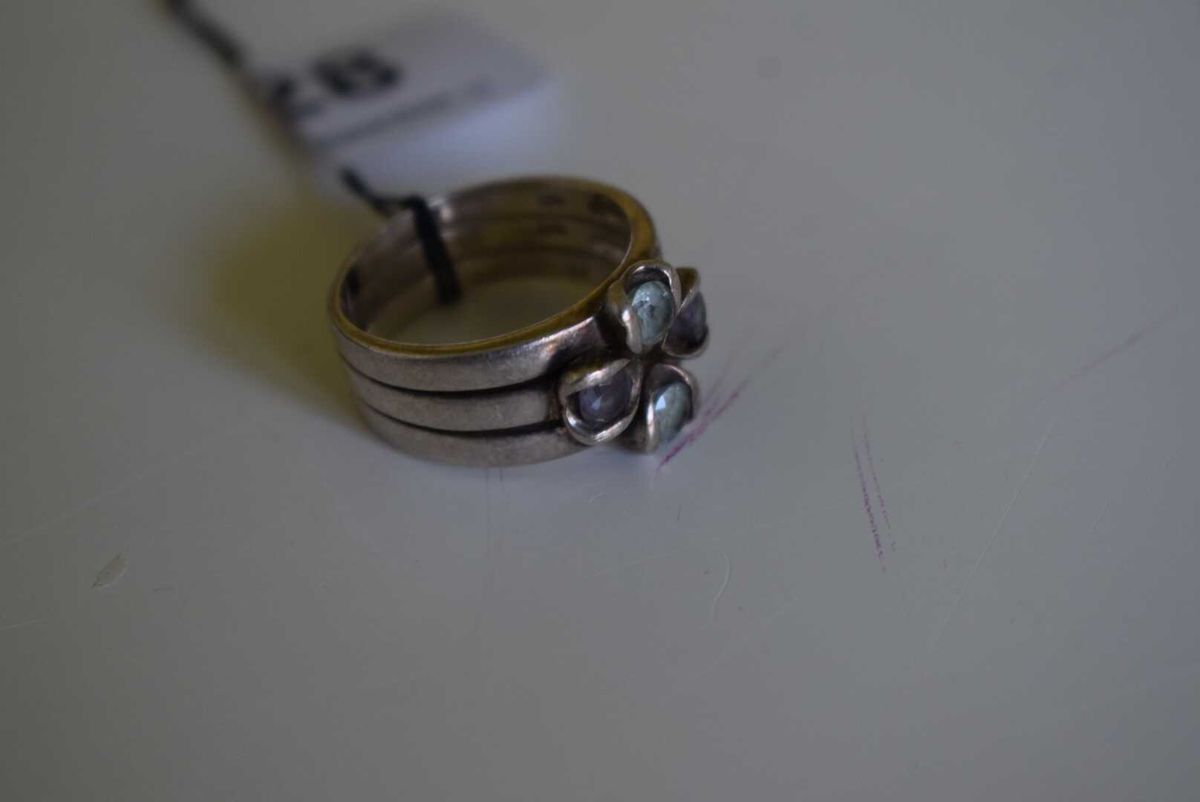 Ring med 4 stenar silver (3985) — Luleå Auktionsverk