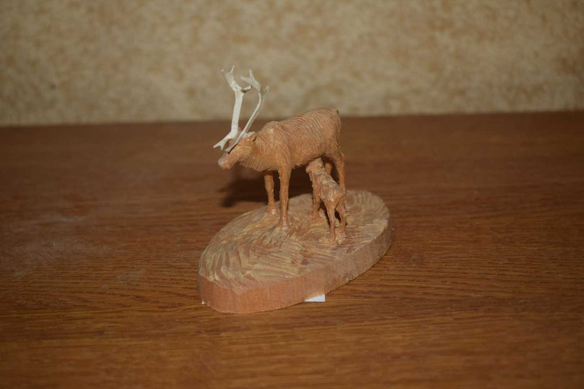 Träskulptur Ren med kalv Kjell Bergqvist (44453) — Luleå Auktionsverk