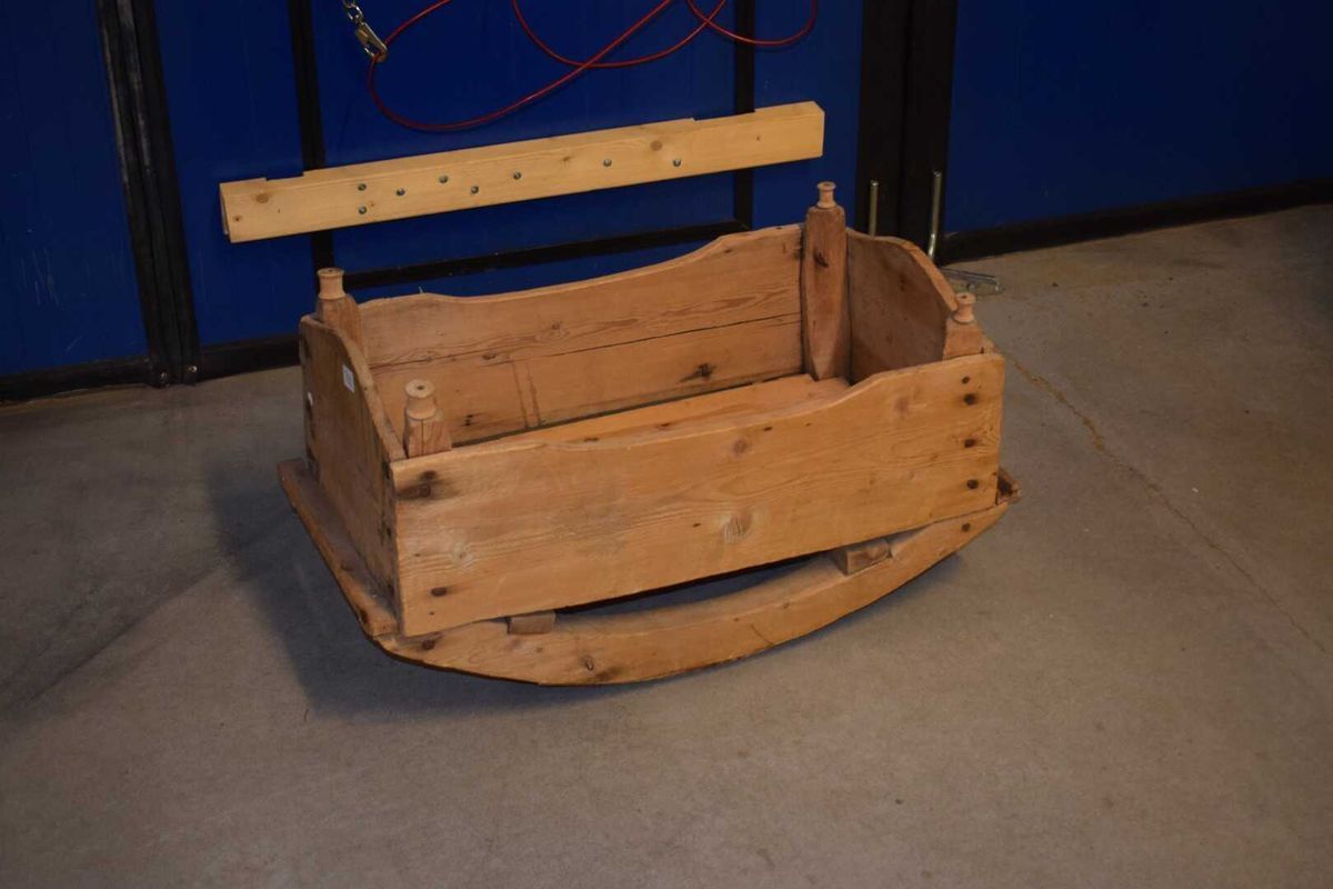 Antik vagga originalmålad (45075) — Luleå Auktionsverk