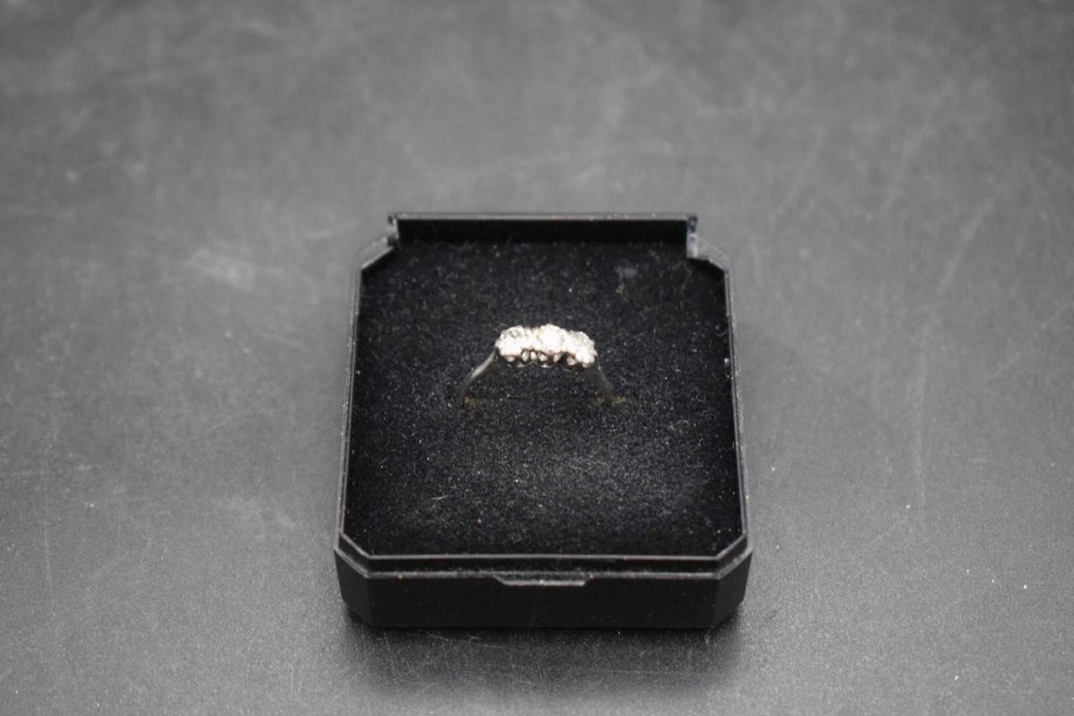 Diamantring 3 diamanter platina (45202) — Luleå Auktionsverk