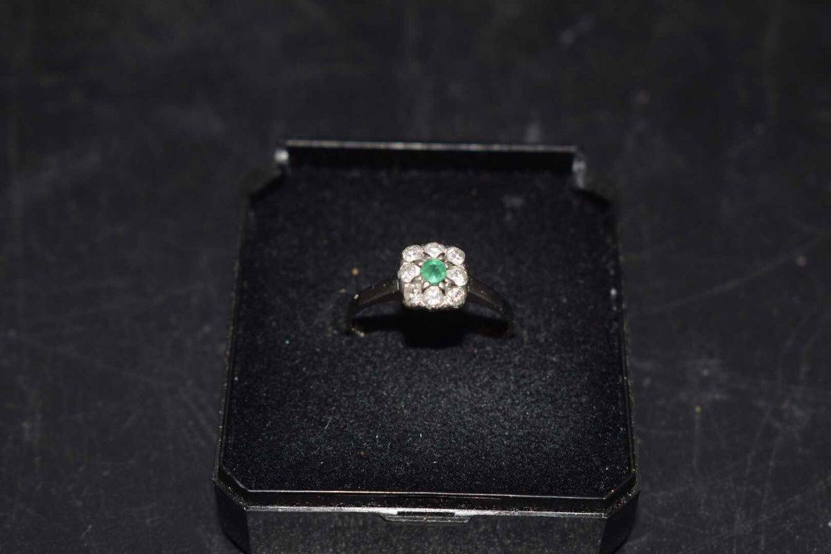 Ring med smaragd och 8 diamanter vitt guld 18 K (45204) — Luleå ...