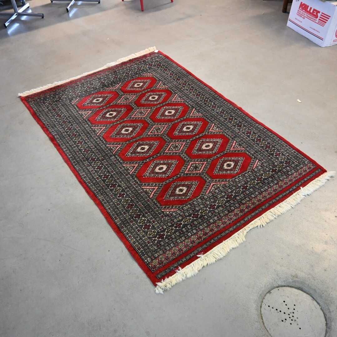 Äkta matta Pakistan röd (52522) — Luleå Auktionsverk