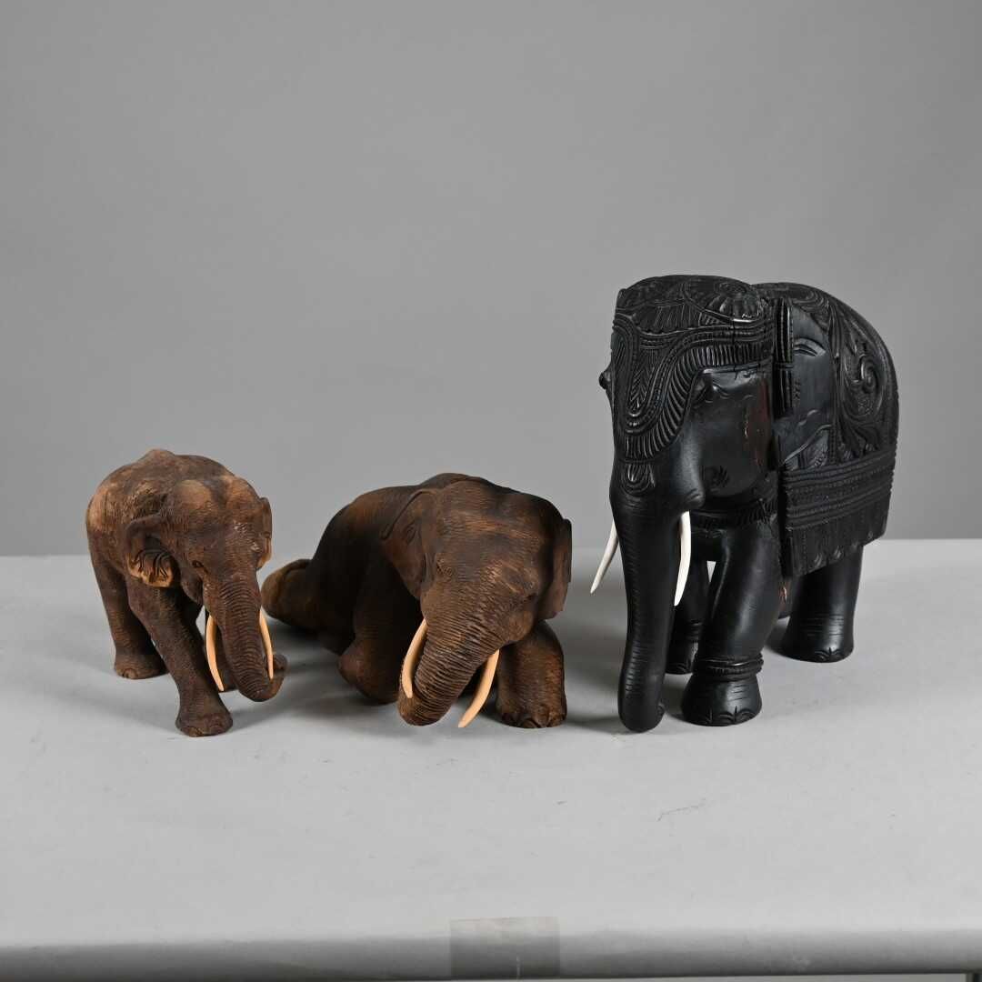 3 handsnidade elefanter trä (52928) — Luleå Auktionsverk