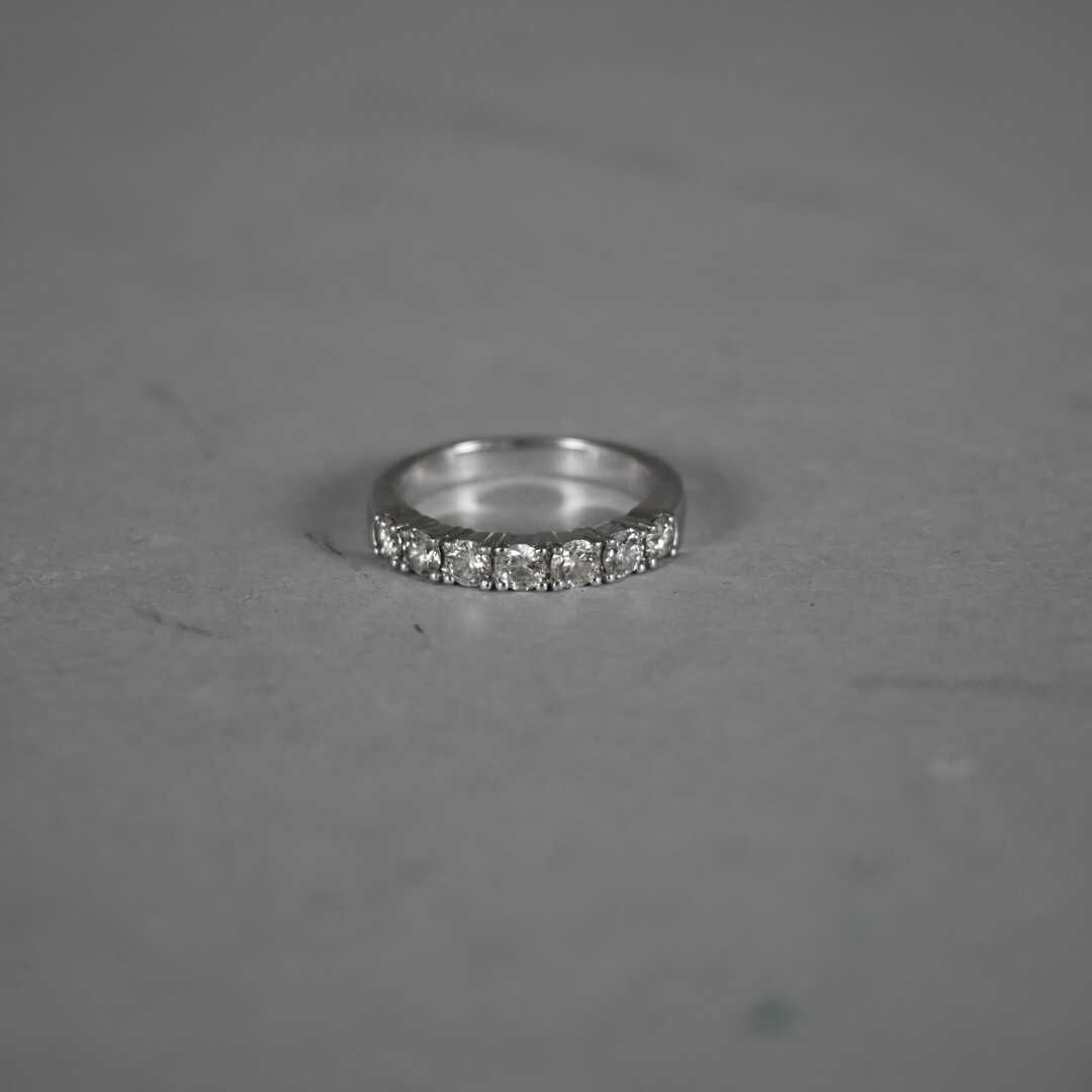 Diamantring vitt guld 18 K 7 diamanter (54714) — Luleå Auktionsverk