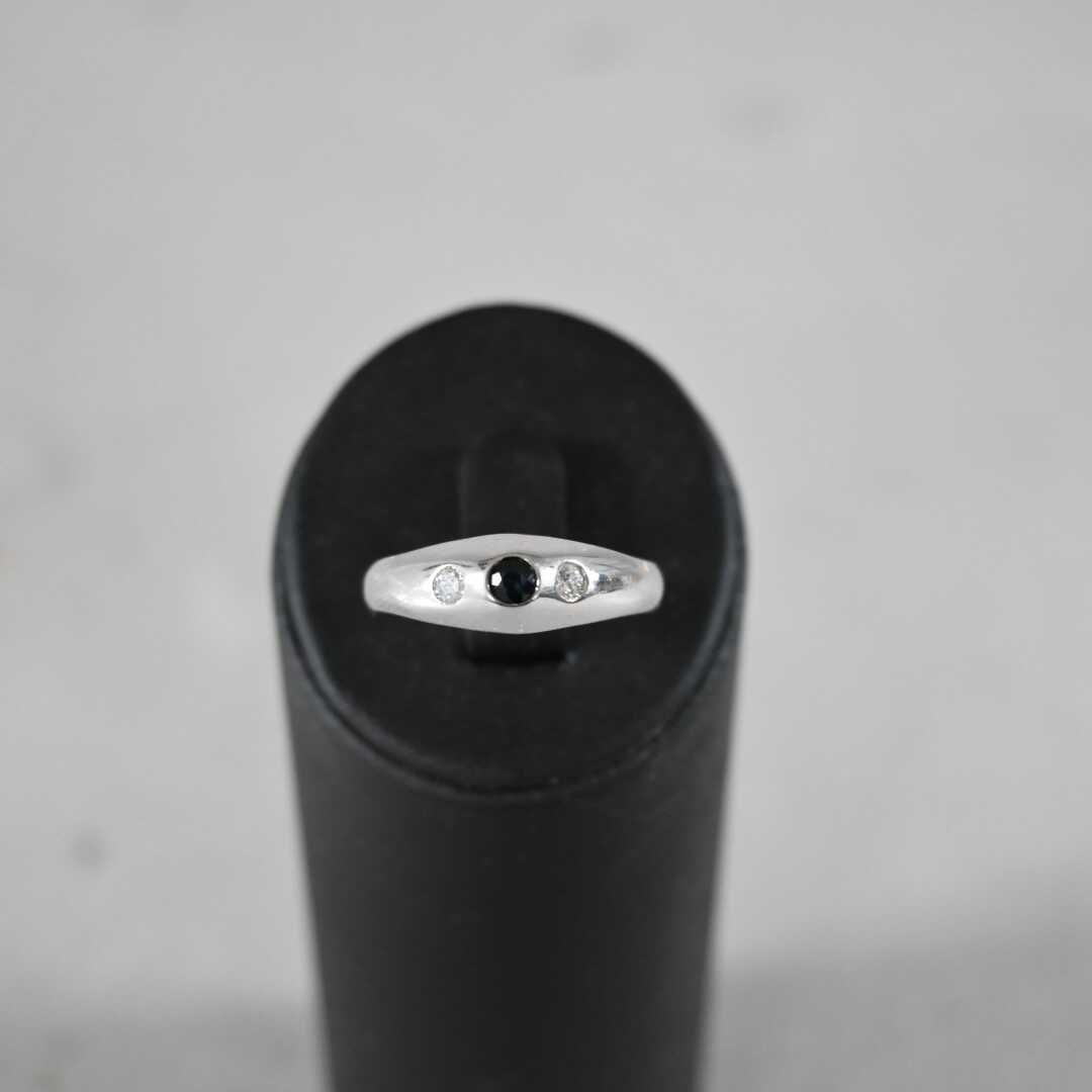 Ring vitt guld 18 K med safir o 2 diamanter (58022) — Luleå Auktionsverk