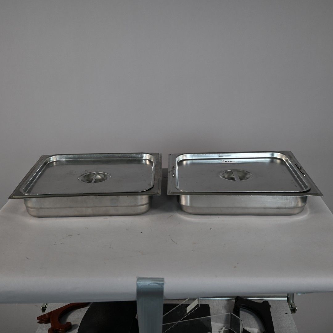 2 rostfria matformar med lock (60998) — Luleå Auktionsverk
