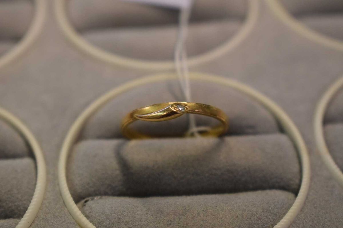 Ring 18 K med 1 liten diamant (6729) — Luleå Auktionsverk