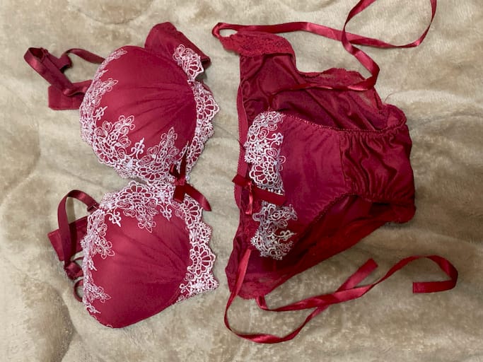 赤い生地に白い刺繍のB&P - Luscio ラシオ