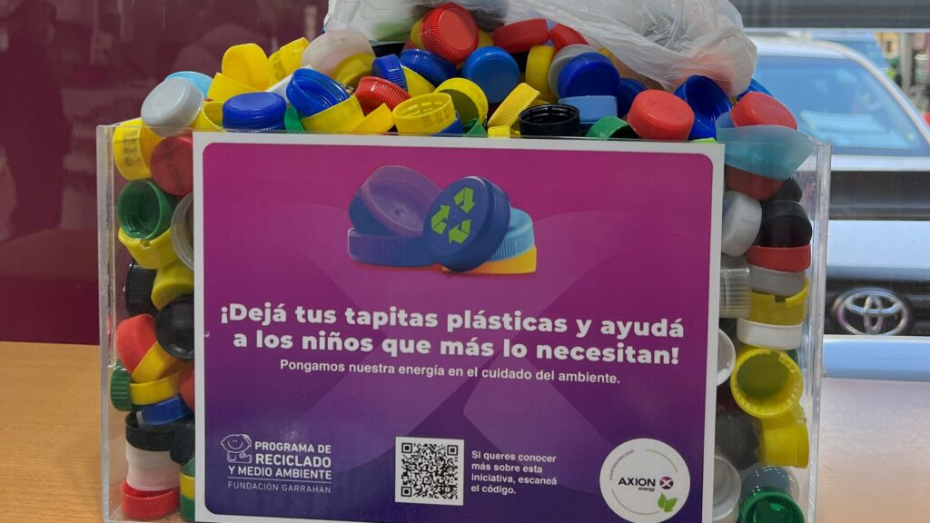 Reciclaje: estudiantes convierten tapitas en objetos de todo tipo